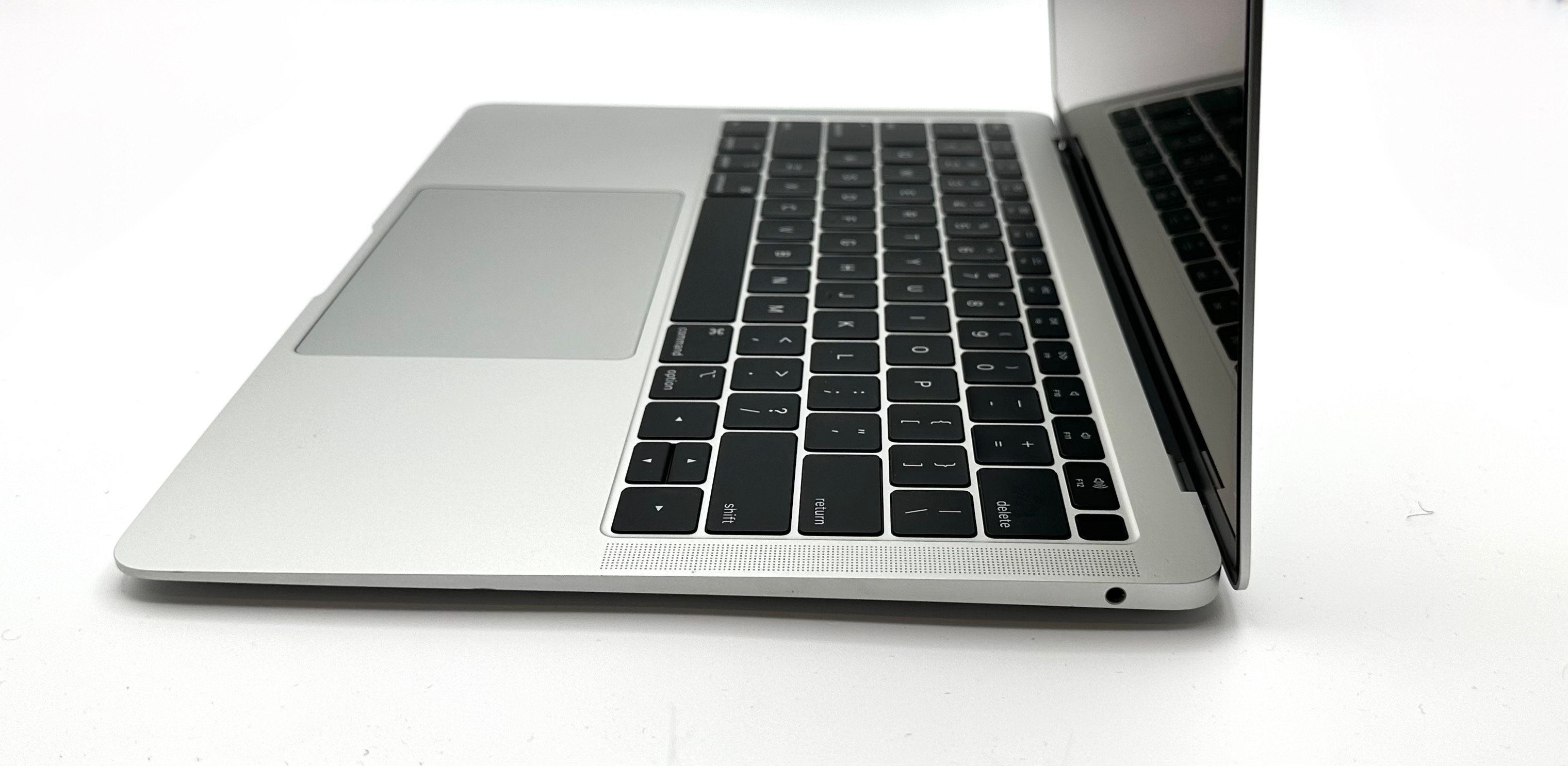 2019 Apple MacBook Air 13" 256GB - 8GB RAM (A1932) A+ | Property Room