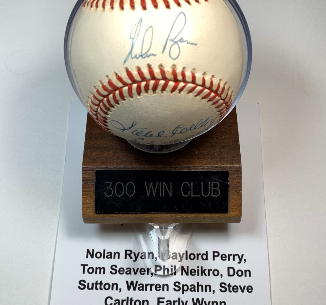 300 WINS PITCHER SIGNED BASEBALL RYAN, WYNN, SEAVER + | Property Room